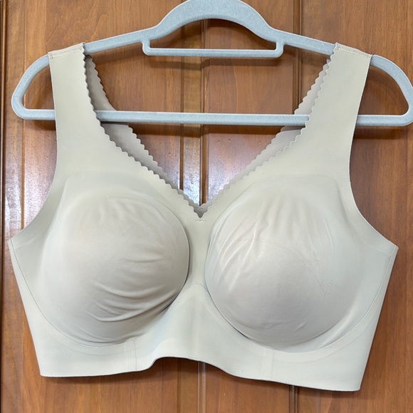 Evelyn & Bobbie | Intimates & Sleepwear | Seamless Cream Bra | Poshmark